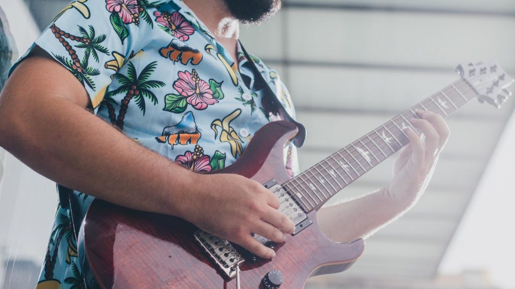 Découvrez une passion intense avec « Alone » le sigle mélancolique de la part de Daniel Bohn ...