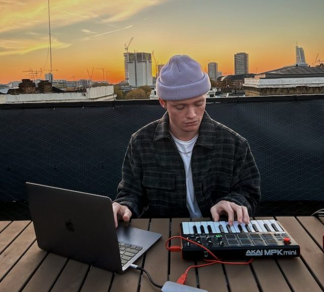 Max Edwards nous fait plaisir avec son titre “I Love You” - INFO MUSIC