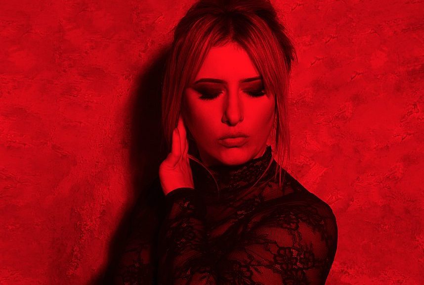 Prenez du goût à écouter le single original « Oblivious » de Sadie Nix ...